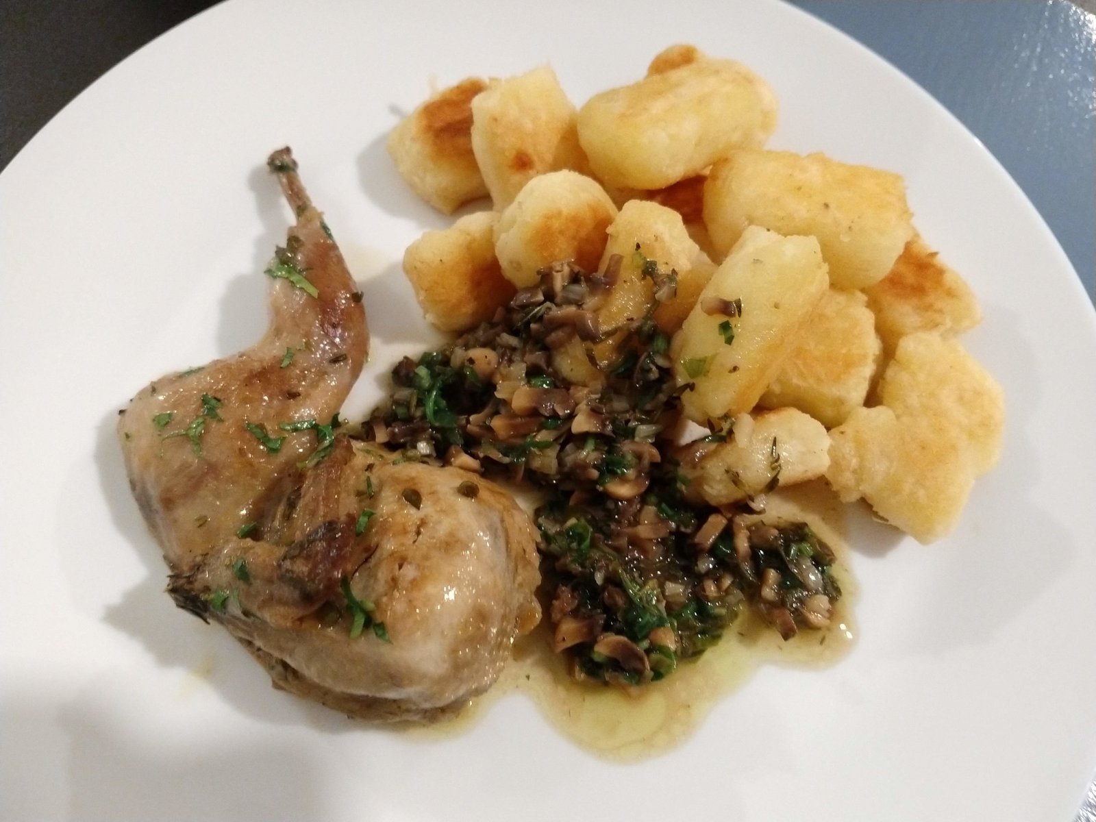 Codorna com Molho de Ervas e Nhoque de Aipim - Receita de Viagem