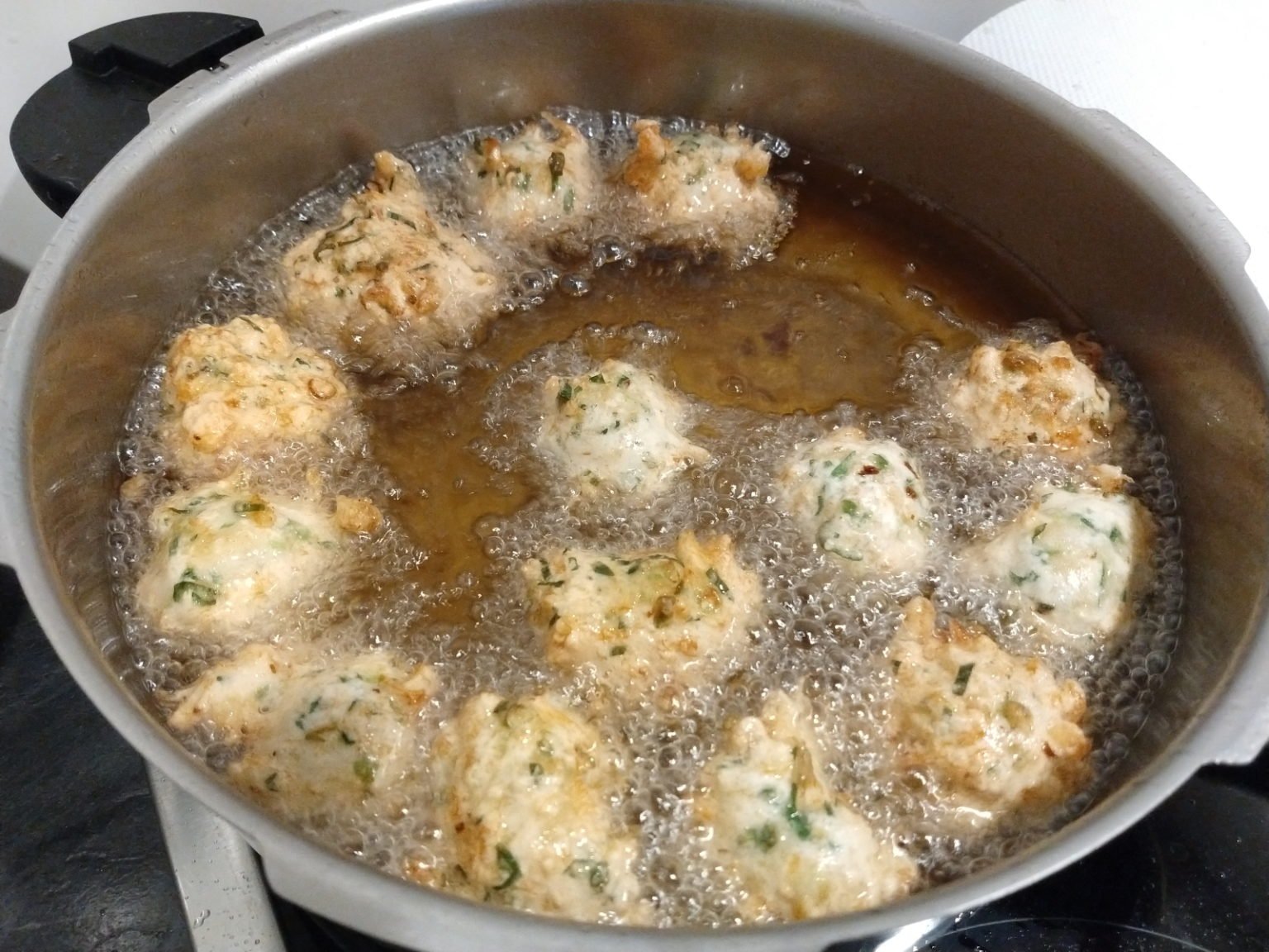 Cod Accras, o bolinho de bacalhau francês | Receita de Viagem